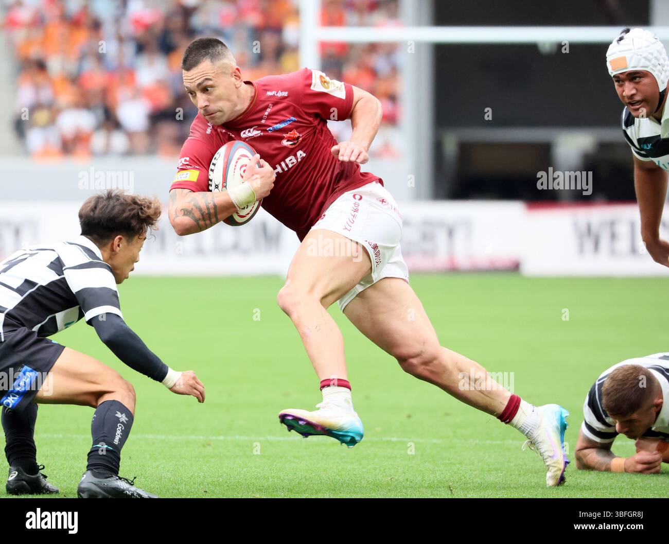 Tokyo, Japan. 1st June, 2025. Toshiba Brave Lupus Tokyo center Rob Thompson carries the ball in ...