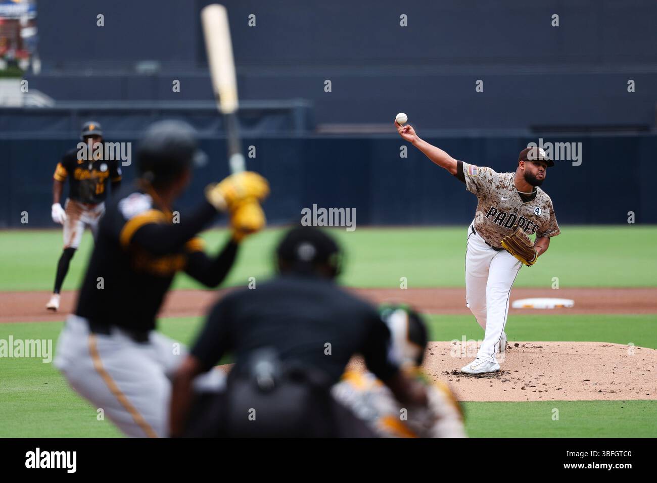 San Diego Padres' Randy Vasquez delivers a pitch to a Pittsburgh ...