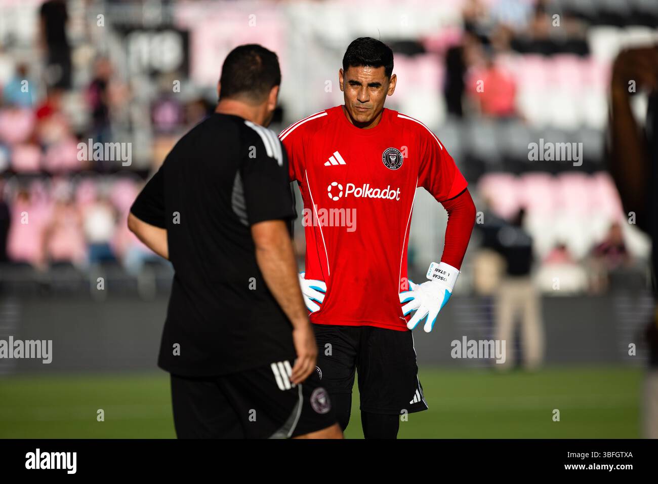FORT LAUDERDALE, FLORIDA - MAY 31: Oscar Ustari #19 of Inter Miami FC ...