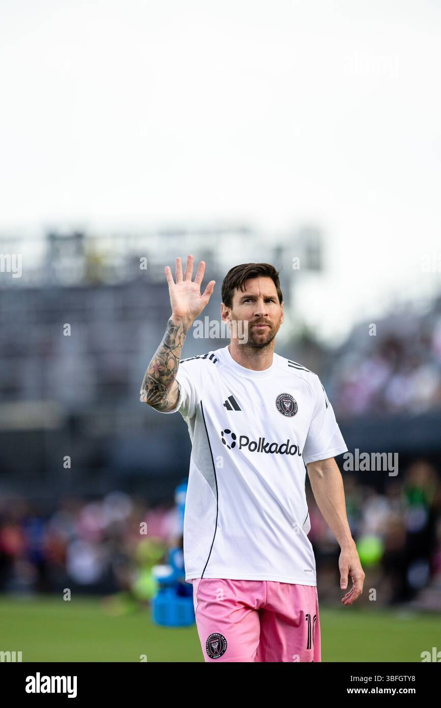 FORT LAUDERDALE, FLORIDA - MAY 31: Lionel Messi #10 of Inter Miami FC ...