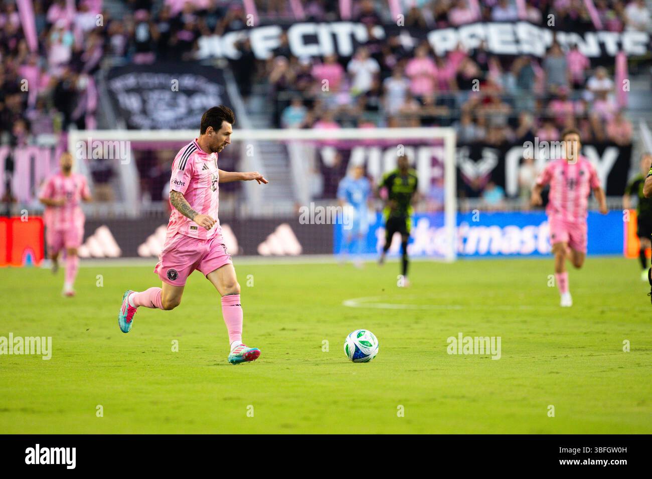 FORT LAUDERDALE, FLORIDA - MAY 31: Lionel Messi #10 of Inter Miami FC ...