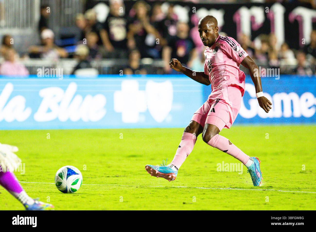 FORT LAUDERDALE, FLORIDA - MAY 31: Fafa Picault #7 of Inter Miami FC at ...