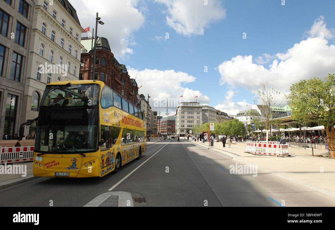 Ein Bus der Gelben Doppeldecker GmbH fährt den Jungfernstieg entlang ...