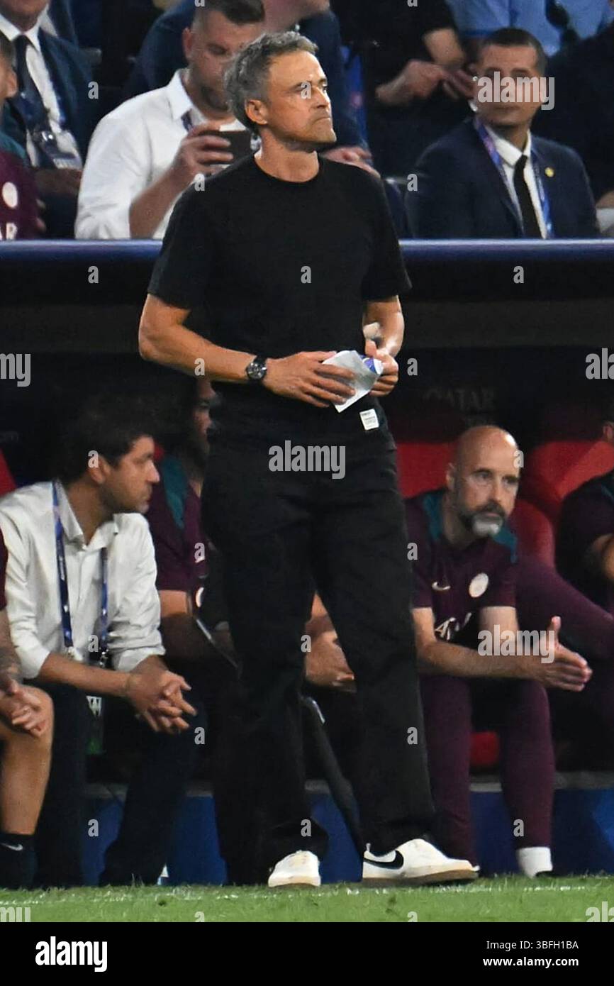 Paris Saint Germain trainer Luis Enrique, reacts during Champions ...