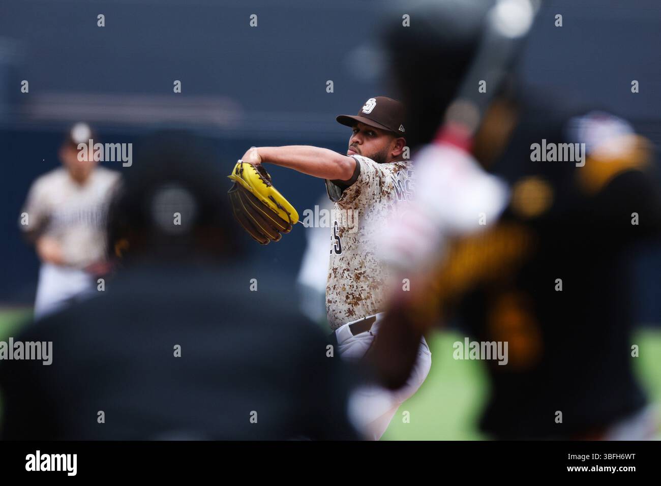 San Diego Padres starting pitcher Randy Vasquez works against a ...