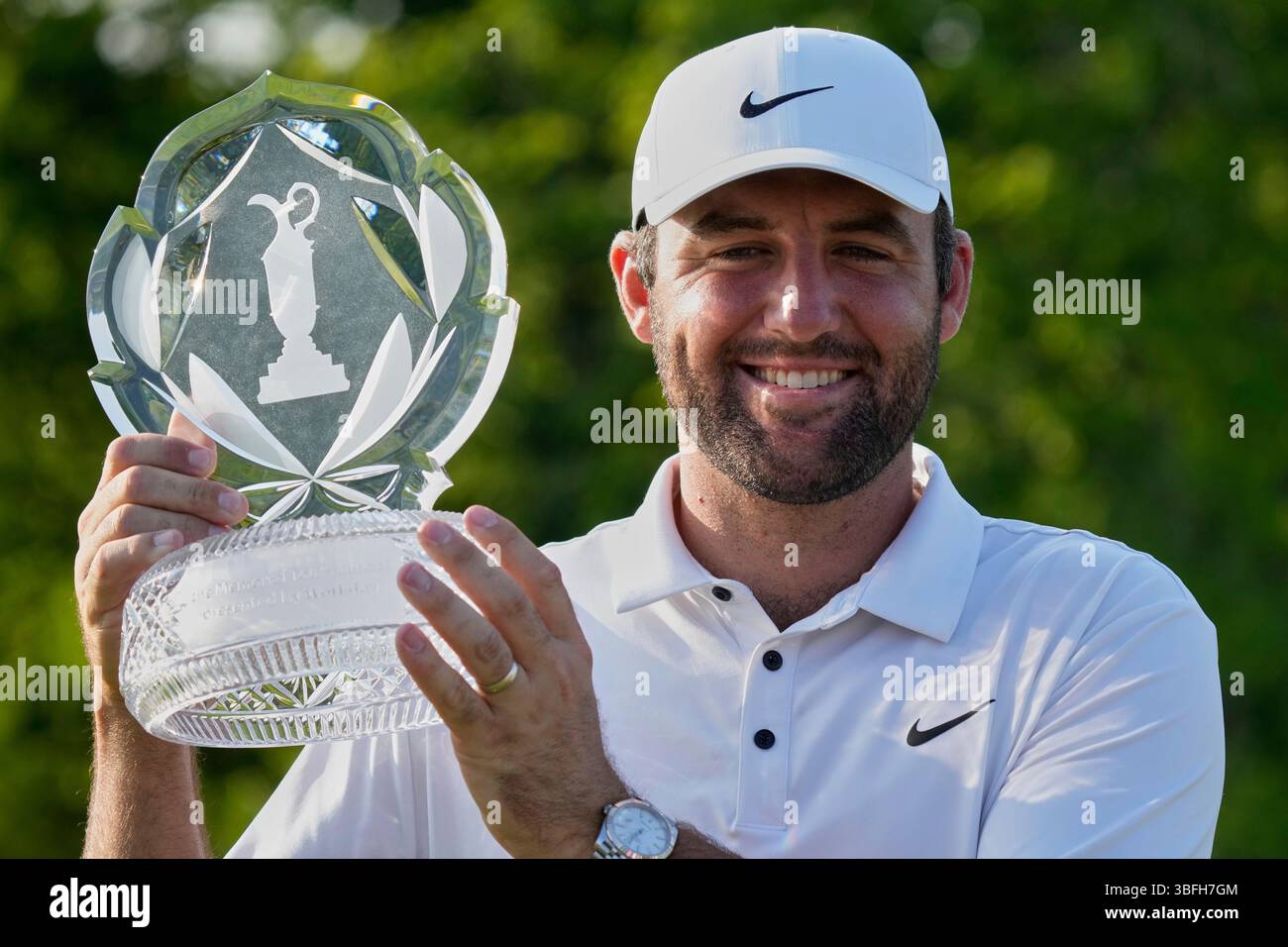 Scottie Scheffler holds the trophy after winning the Memorial golf ...