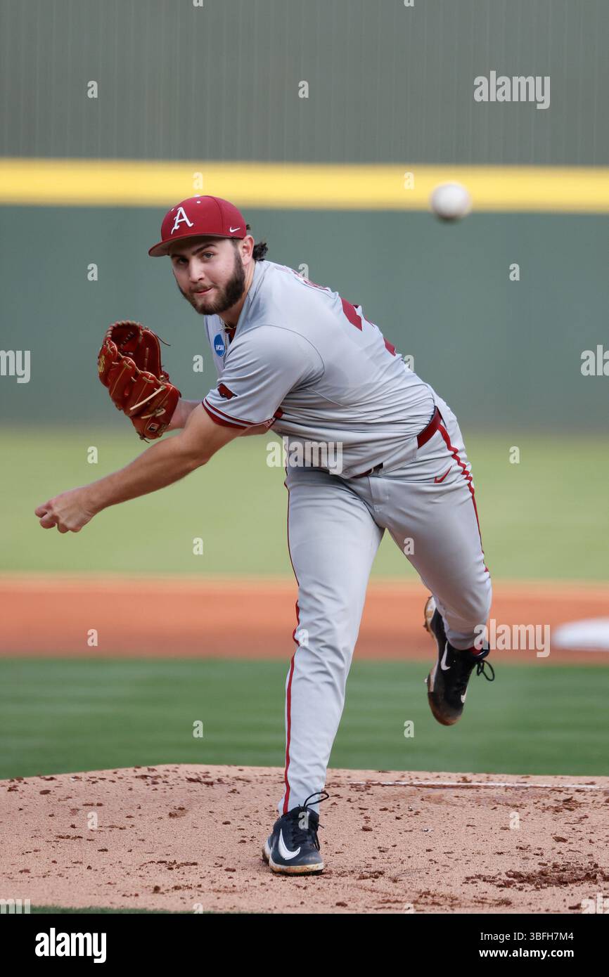 FAYETTEVILLE, AR - MAY 31: Arkansas Razorbacks pitcher Zach Root (33 ...