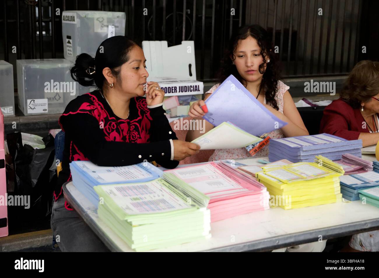 Mexico City, Mexico. 01st June, 2025. Polling station officials during ...