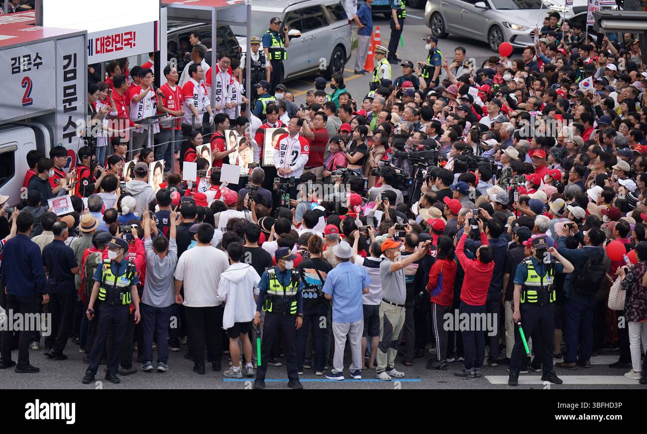 Supporters gathere at South Korean presidential candidates Kim Moon-soo ...