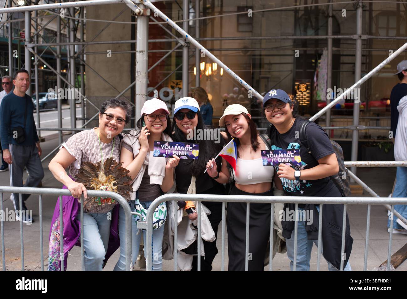 Filipino descent hi-res stock photography and images - Alamy