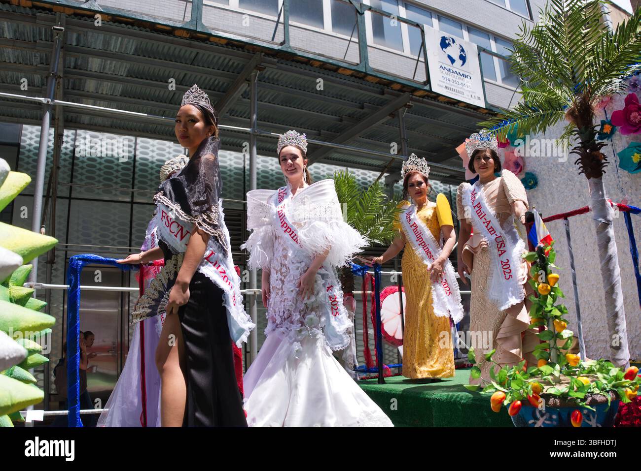 Parade float flowers pageant hi-res stock photography and images - Alamy