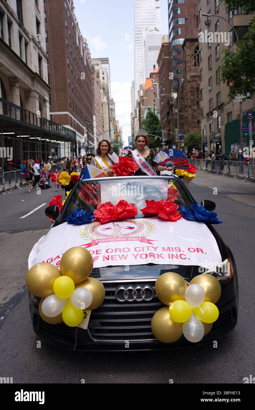Parade float flowers pageant hi-res stock photography and images - Alamy