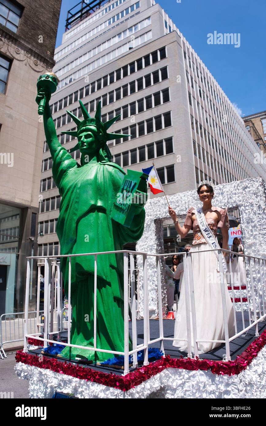 Parade float flowers pageant hi-res stock photography and images - Alamy
