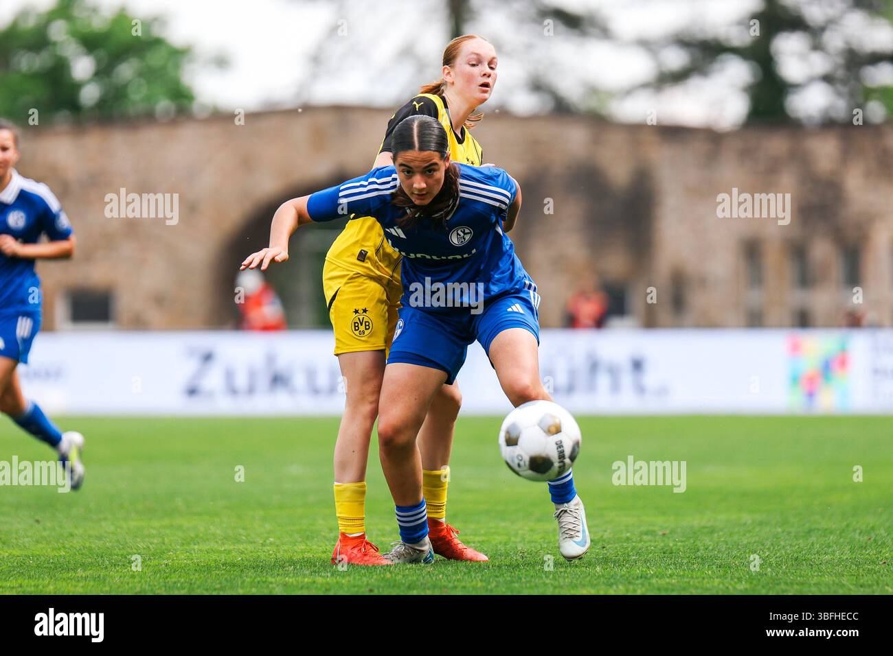 Dana Salic (FC Schalke 04,#32)im Zweikampf mit Nora Willeke (Borussia ...