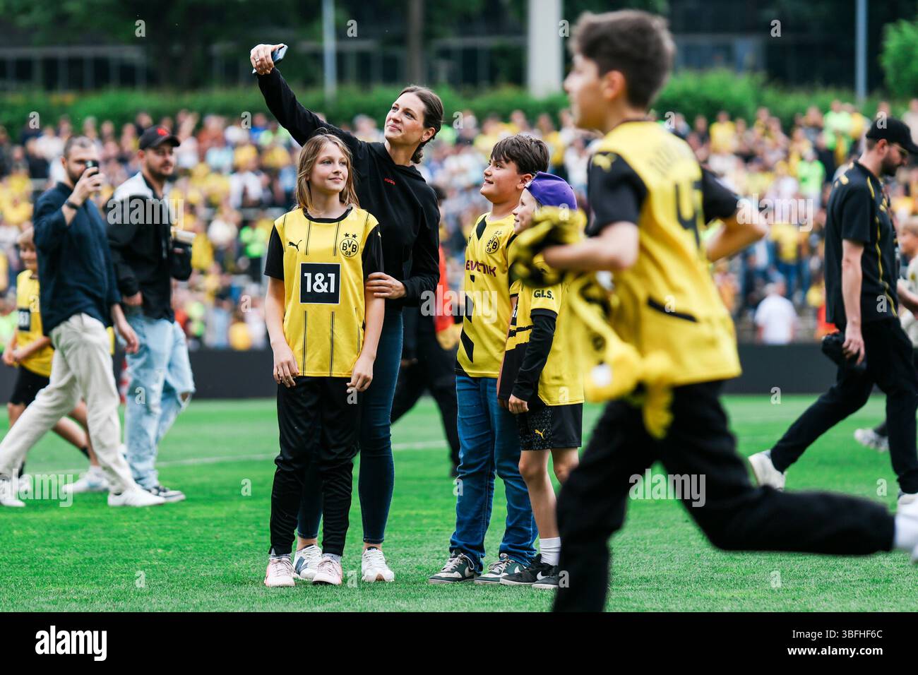BVB-Fans st?rmen den Platz nach dem Pokalsieg der BVB-Frauen ...