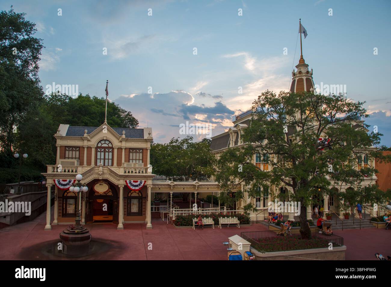 The City Hall classic facade with a clock tower in Magic Kingdom ...