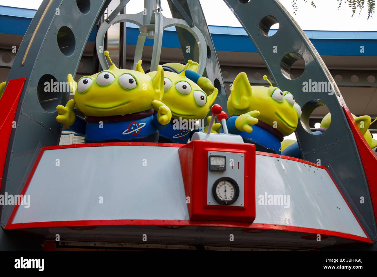 The ETs aliens in the FuturisticTomorrowland , Magic Kingdom amusemenet ...
