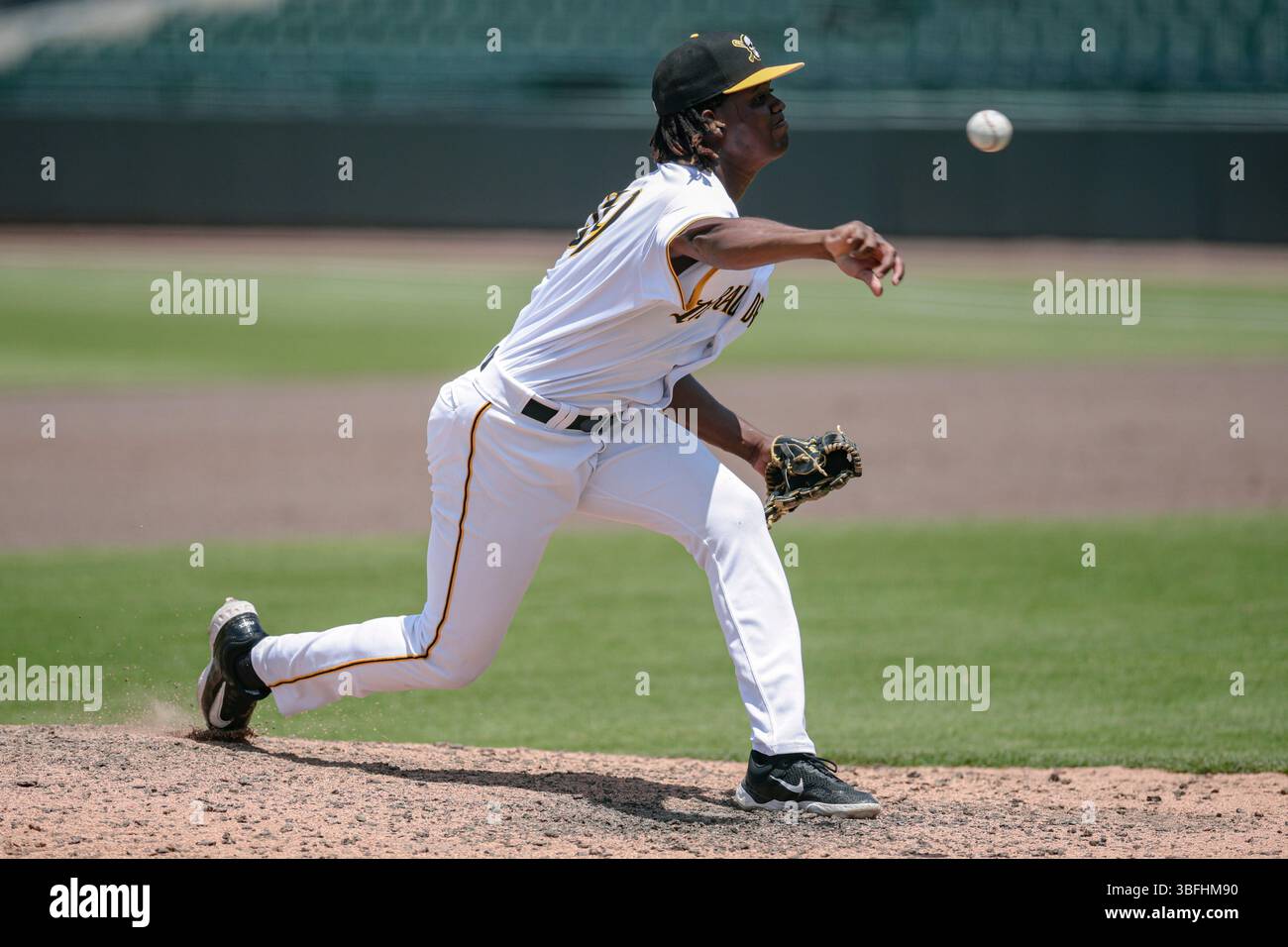 Bradenton, FL: Bradenton Marauders pitcher Jesus Clode (39) delivers a ...