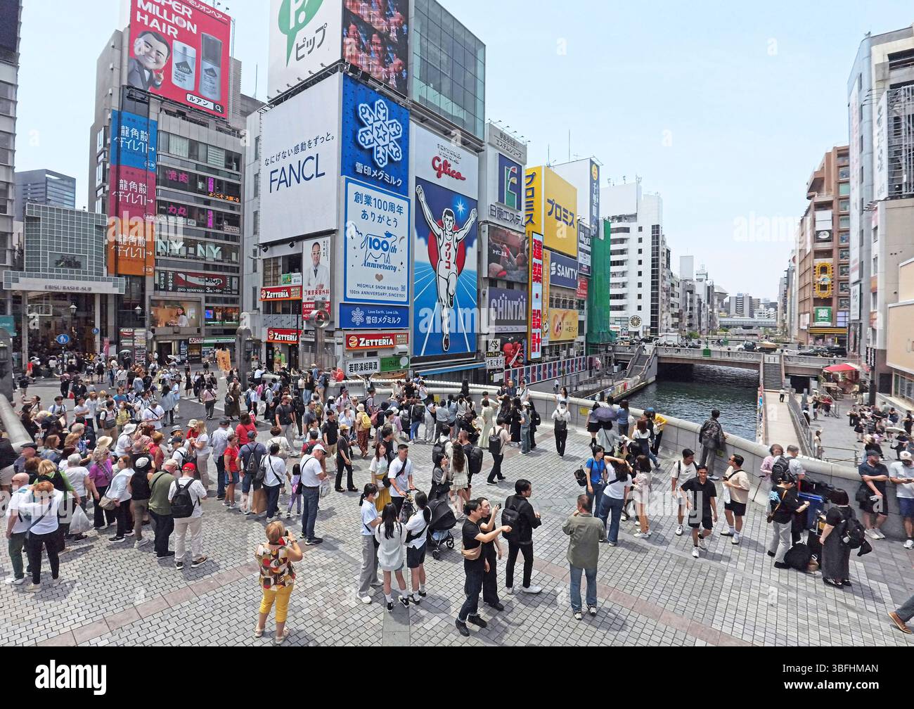 Many shoppers and tourists come and go on the Ebisu-Bashi Bridge above ...