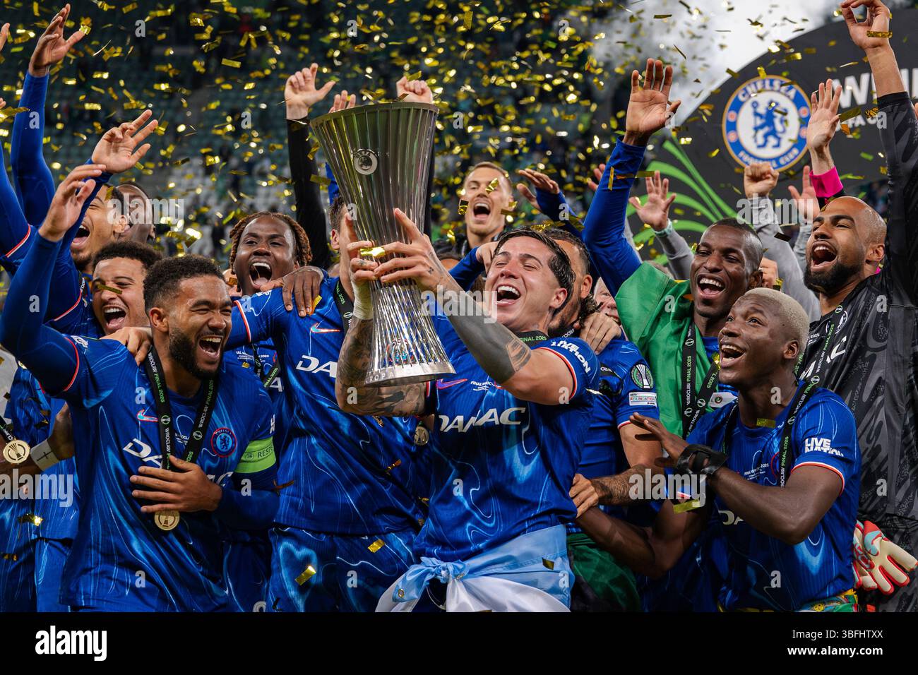 Wroclaw, Poland. 28th May, 2025. Enzo Fernandez (C) and teammates of ...