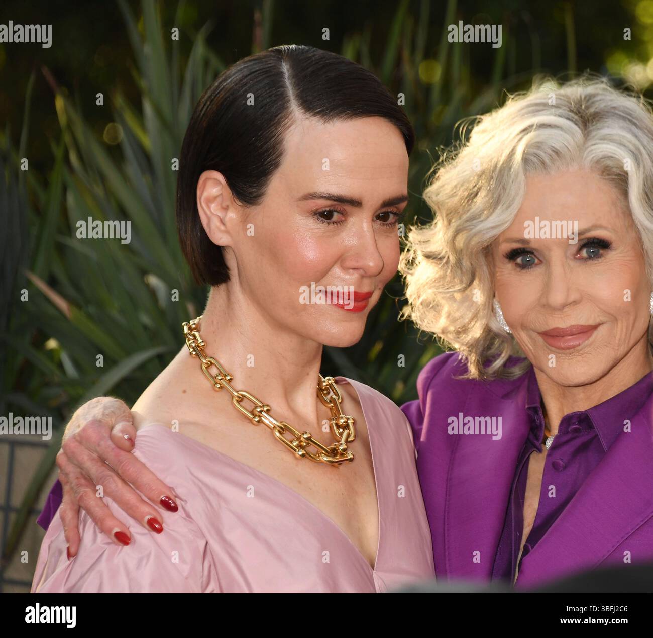 LOS ANGELES, CALIFORNIA - MAY 31: (L-R) Sarah Paulson and Jane Fonda ...