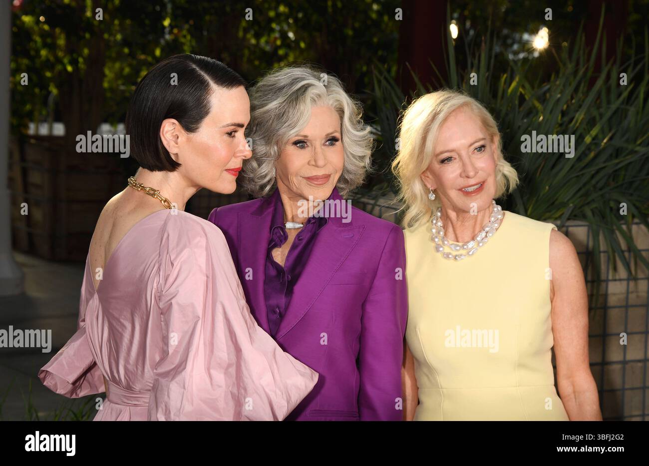 LOS ANGELES, CALIFORNIA - MAY 31: (L-R) Sarah Paulson, Jane Fonda and ...