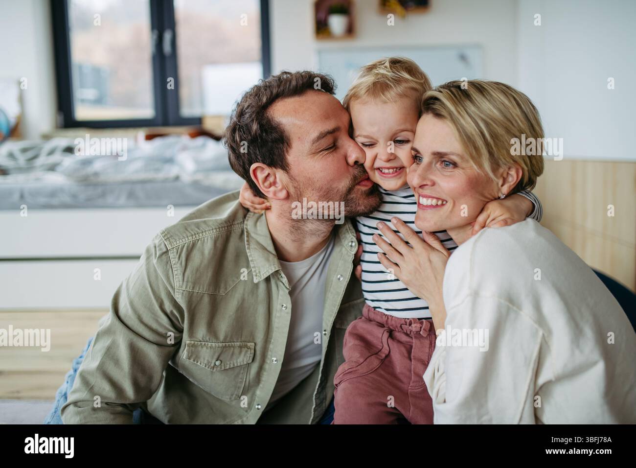 Happy parents kissing little hi-res stock photography and images - Alamy