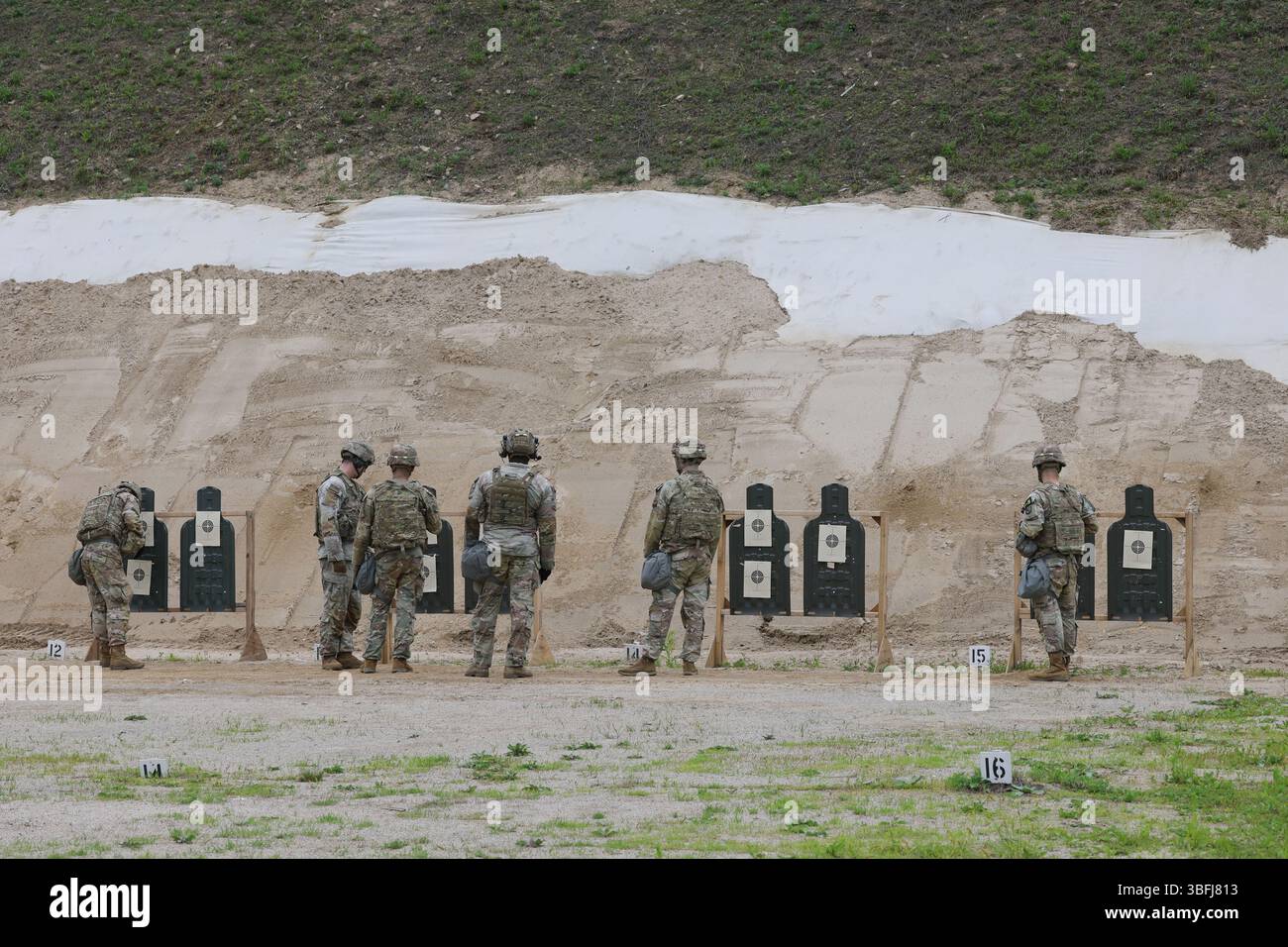 U.S. Army's Best Squad competition American soldiers check zeroing ...