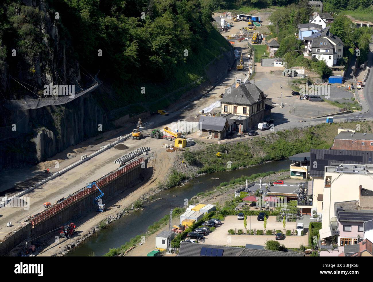 DEU , DEUTSCHLAND : Nach der Flutkatastrophe vom Juli 2021 im Ahrtal erneuert die Bahn AG die ...