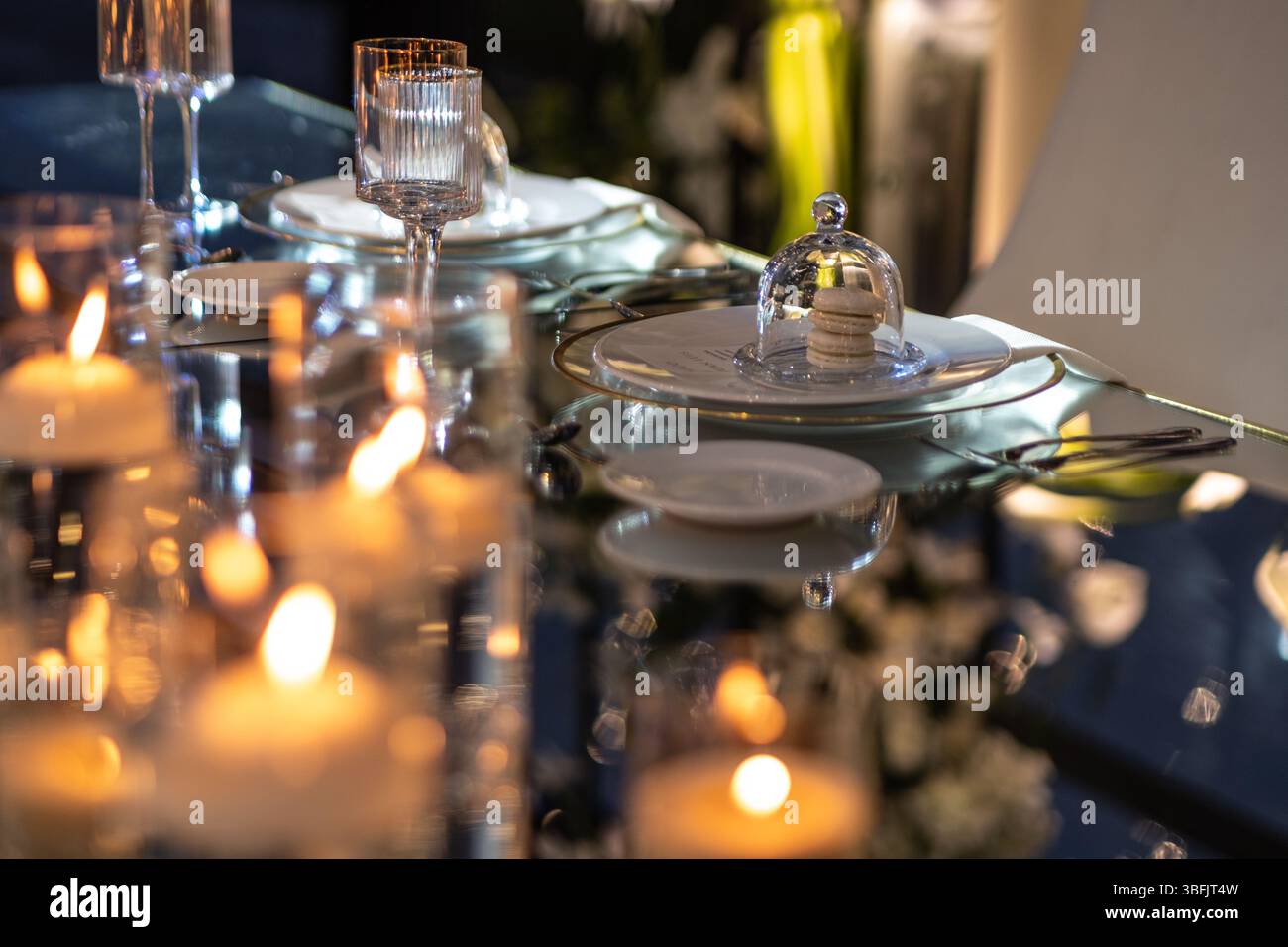 Luxury elegant table setting hi-res stock photography and images - Alamy
