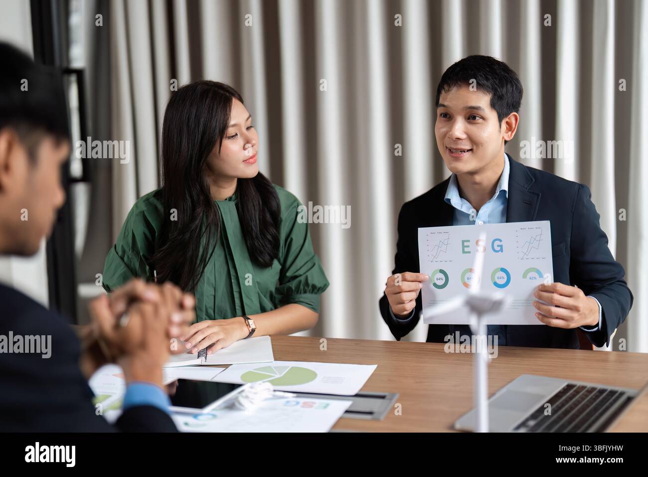 Sustainability metrics discussion team hi-res stock photography and images - Alamy