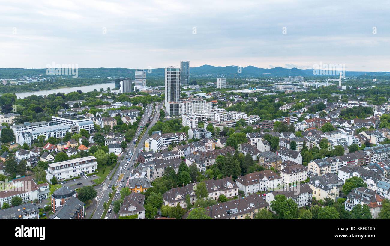 Luftbildaufnahme des Hochhaus-Stadtquartiers Neuer Kanzlerplatz im ...