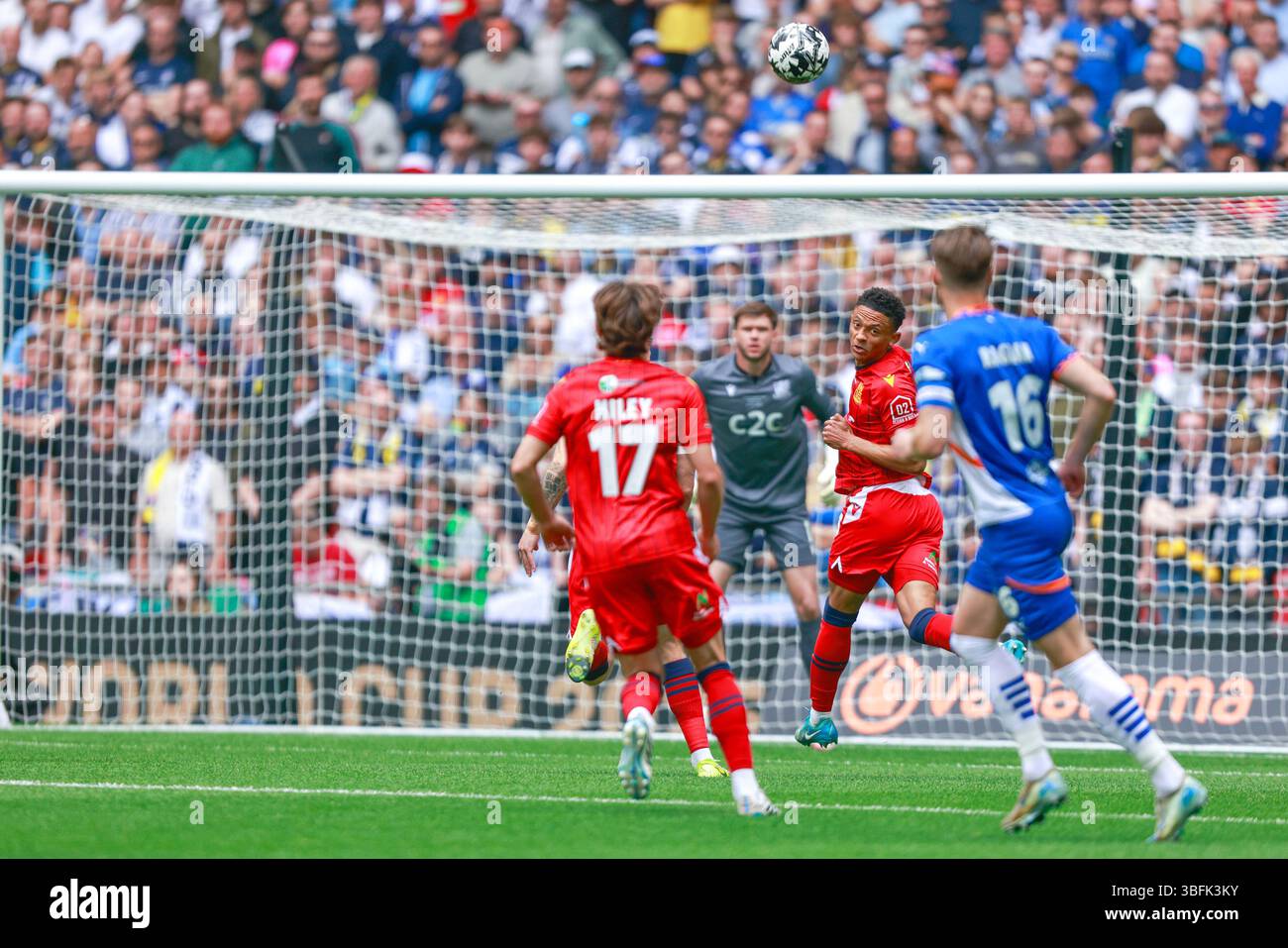 Nathan Ralph (3 Southend United) makes a defensive header during the ...