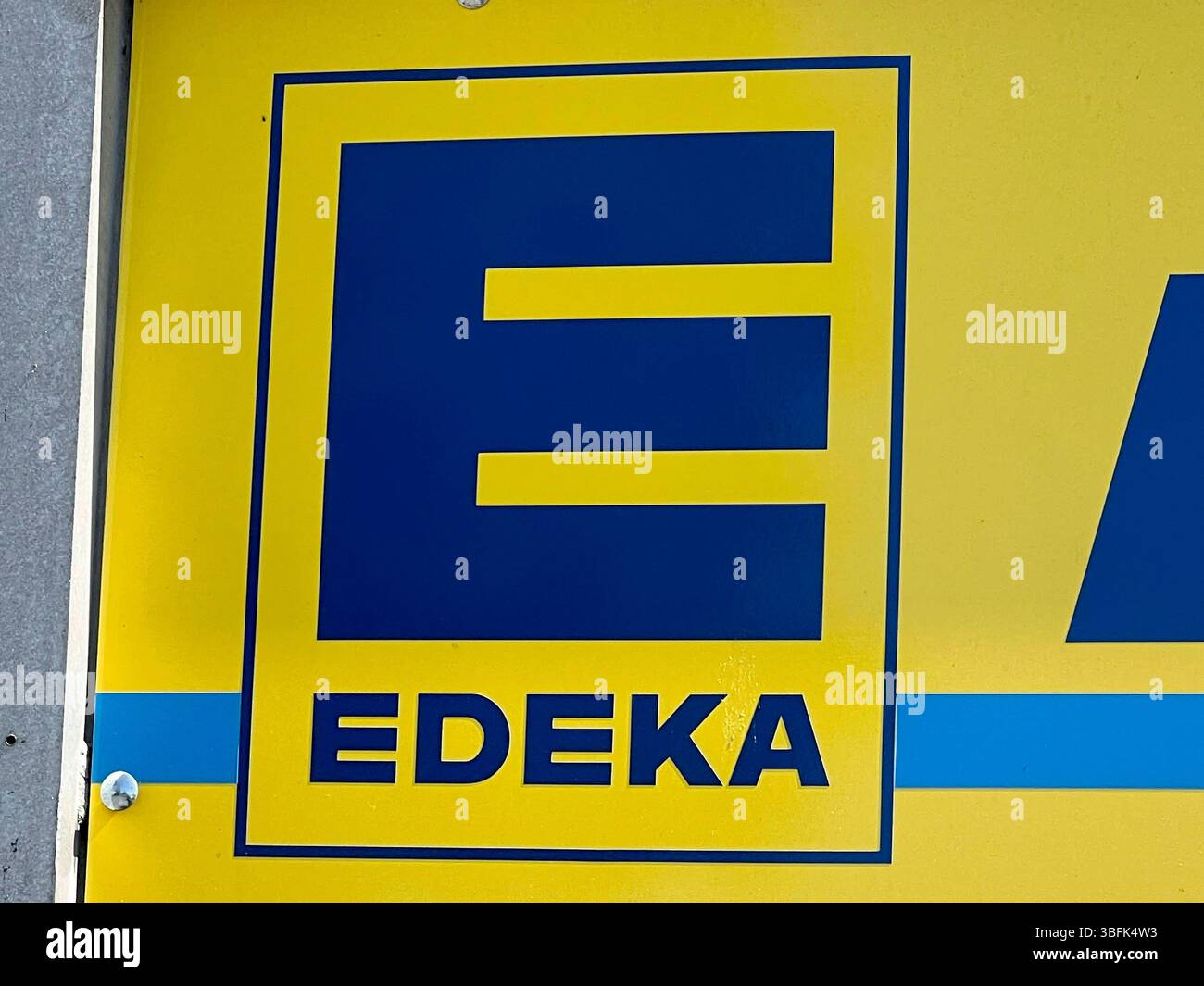 EDEKA Firmen Logo gelb blau Hinweisschild zum Supermarkt in Dierhagen ...