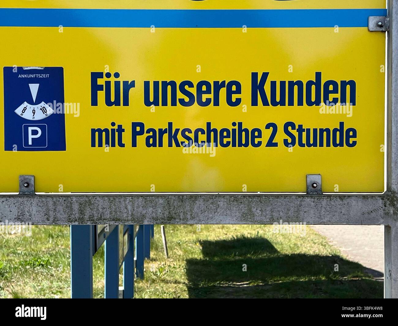 Gelb Blaues Hinweisschild auf das Parken mit dem PKW von 2 Stunden ...