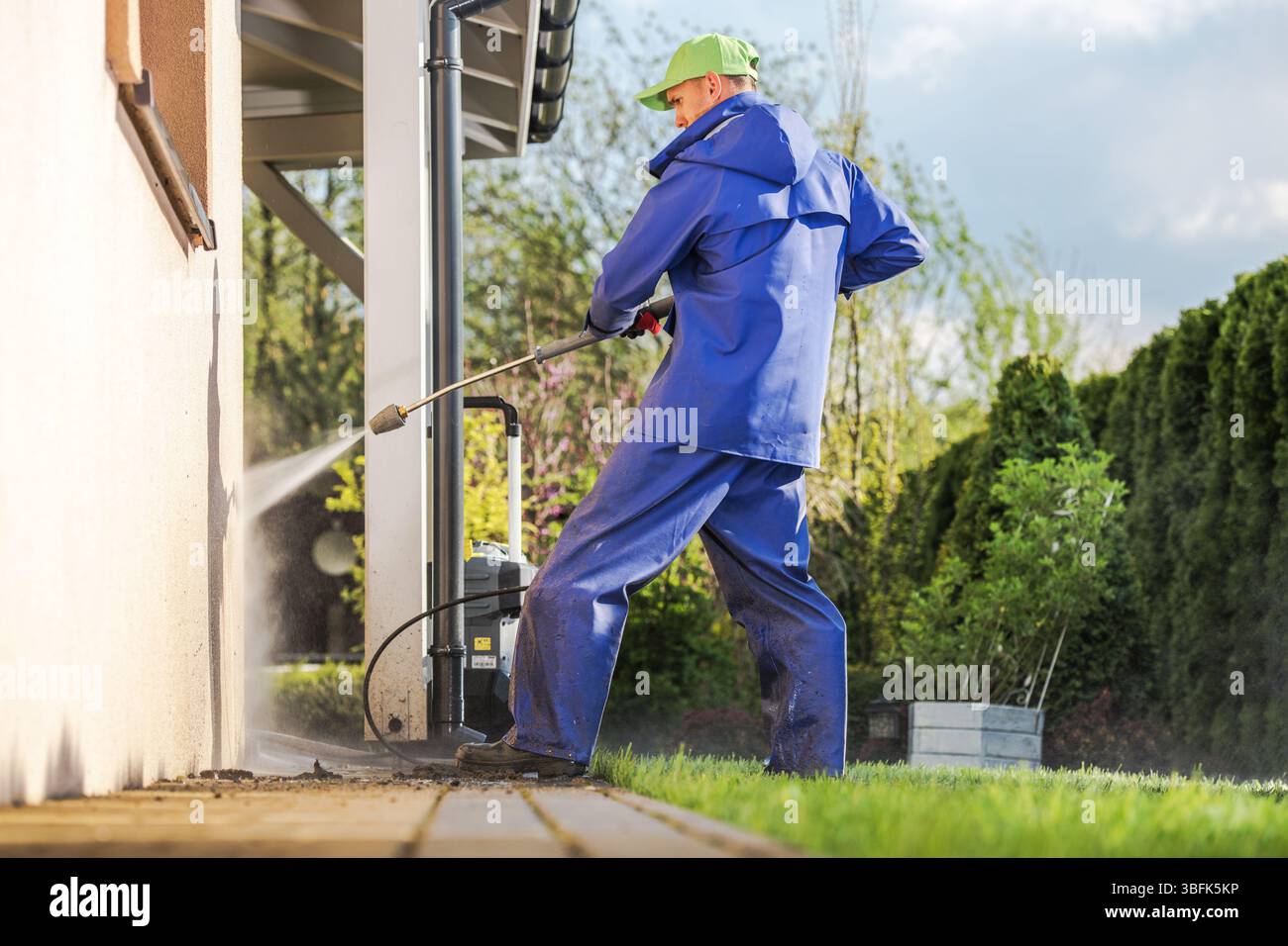 Worker in green uniform hi-res stock photography and images - Alamy