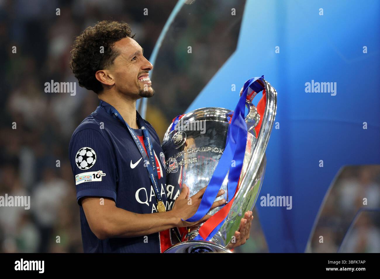 Marcos Aoás Corrêa, better known as Marquinhos of PSG kisses the cup ...