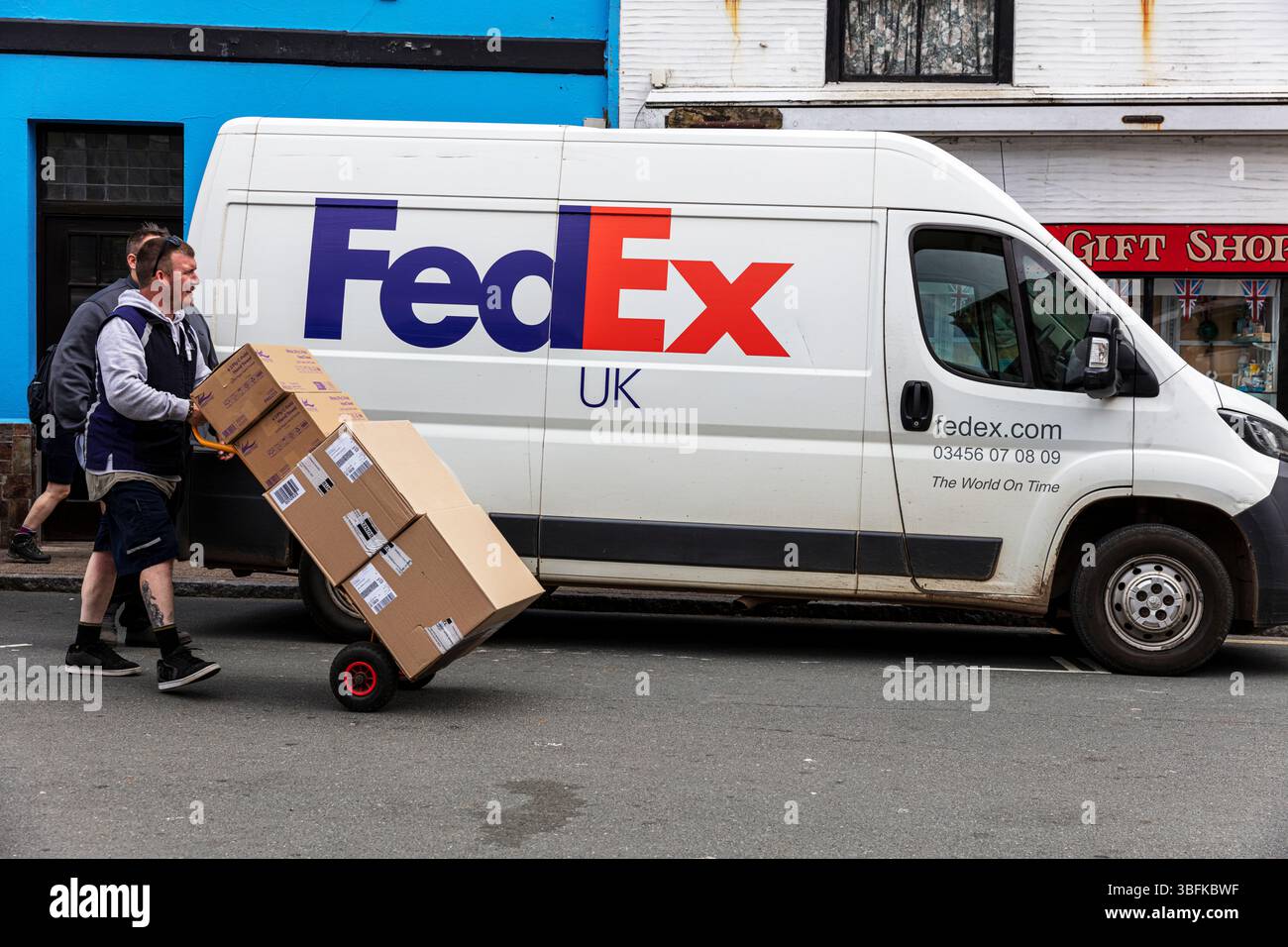 Fedex logo hi-res stock photography and images - Alamy
