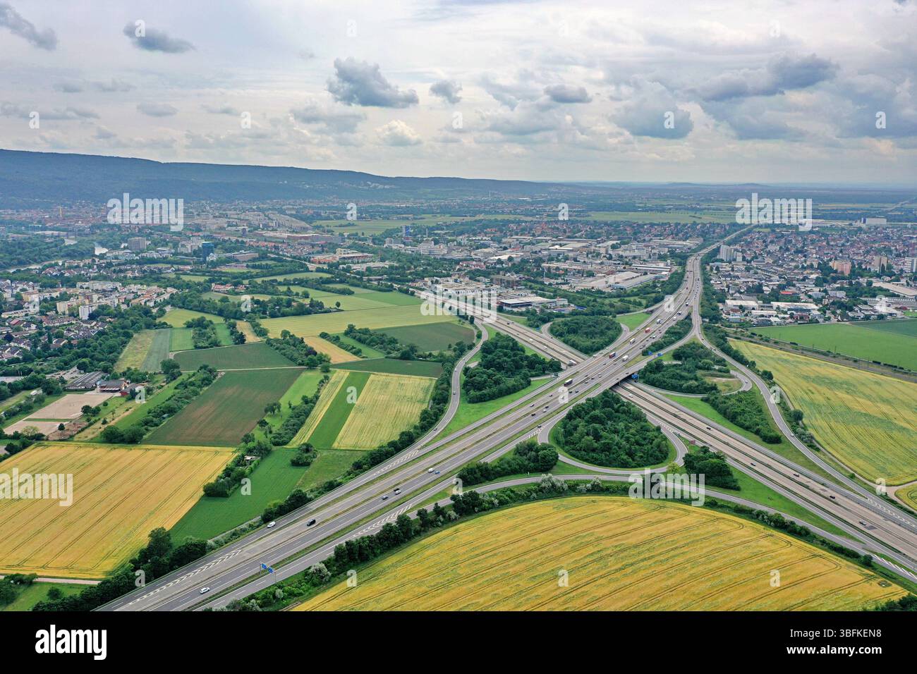 2.6.2025 Verkehr Das Autobahnkreuz Heidelberg an der A5 und der A656 ...