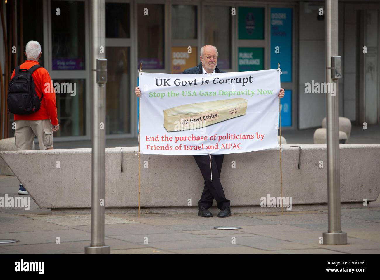 Edinburgh, Scotland, UK. 2nd June, 2025. Members of public holding a ...