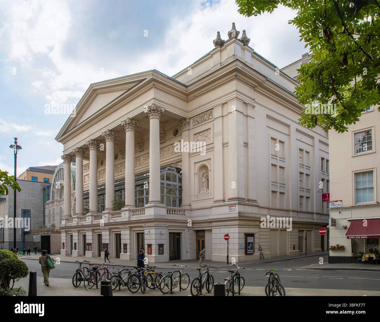Picture of the royal opera house hi-res stock photography and images ...