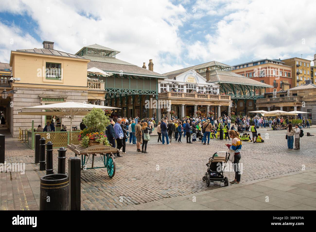 Covent garden market square hi-res stock photography and images - Alamy