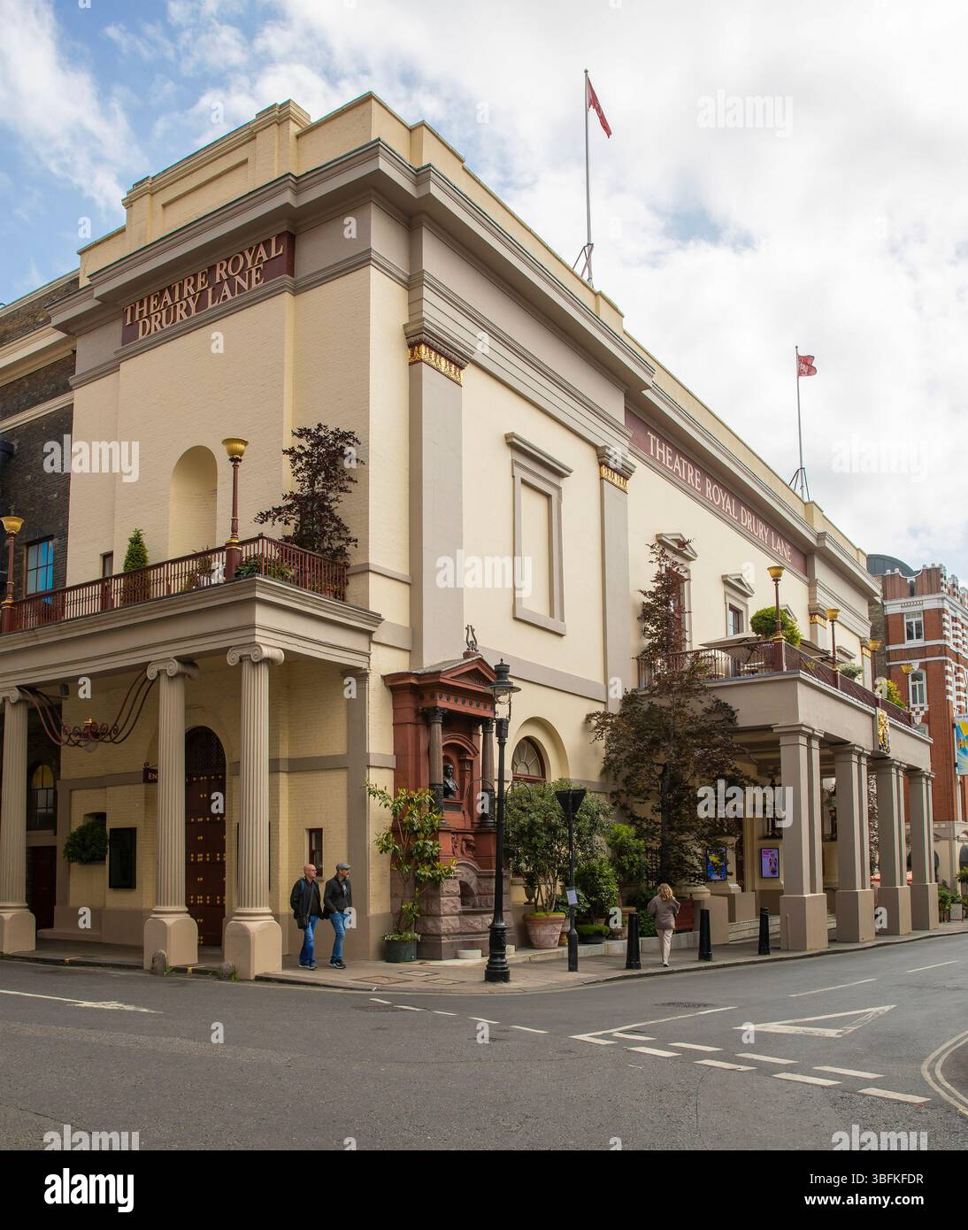 Theatre royal in drury hi-res stock photography and images - Alamy