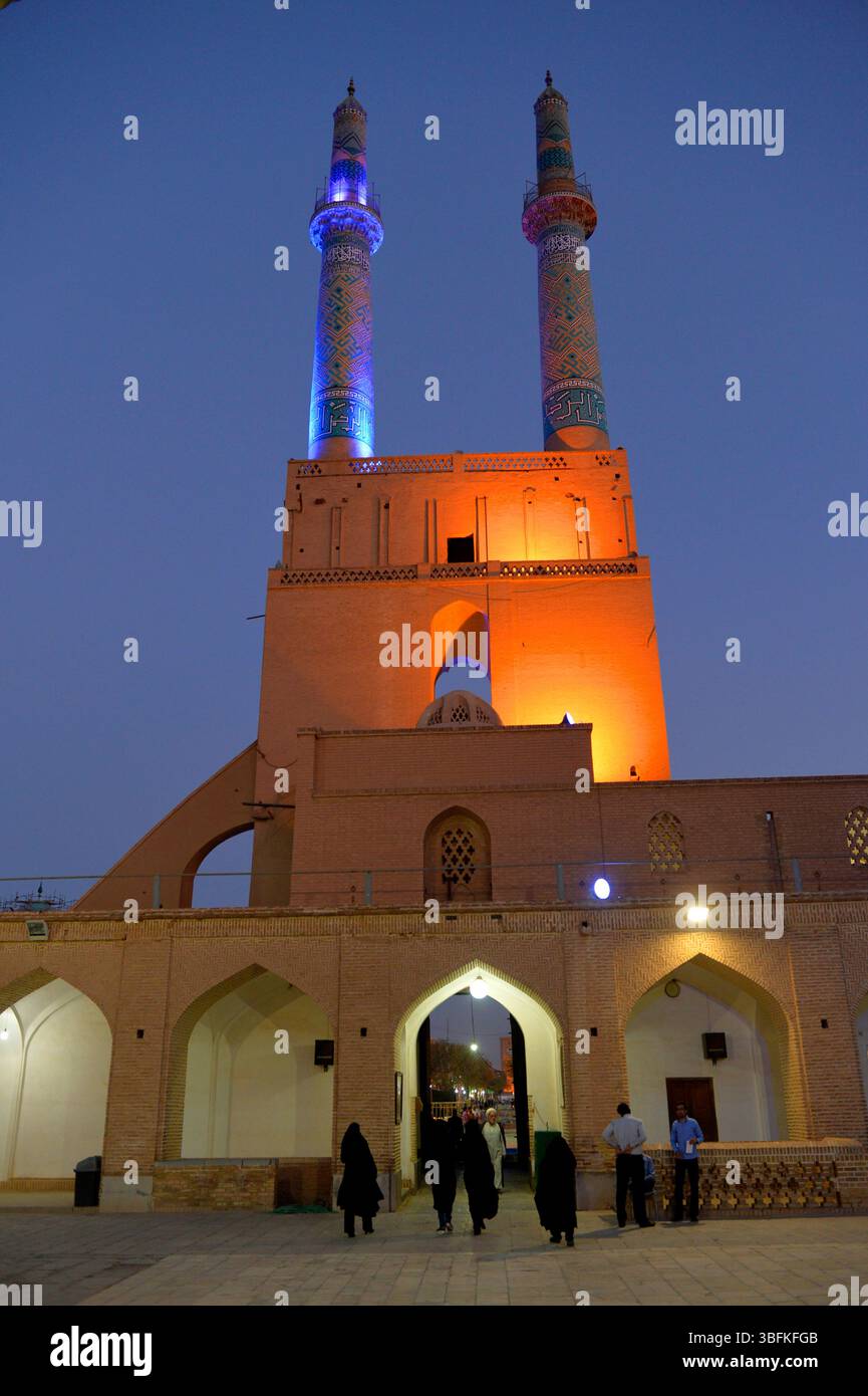 Moyen-Orient, Iran,Yazd, la mosquée du Vendredi au crépuscule / Friday ...