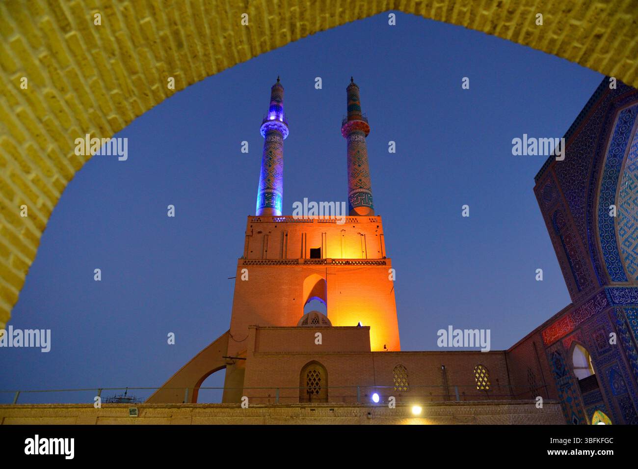 Moyen-Orient, Iran,Yazd, la mosquée du Vendredi au crépuscule / Friday ...