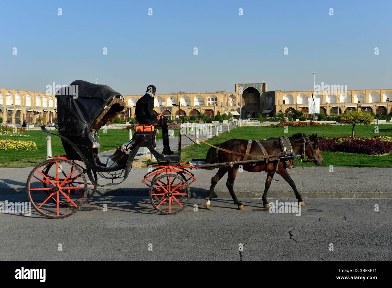 Moyen-Orient, Iran, Ispahan,Place Royale, caléche / Horse cart at Naqsh ...