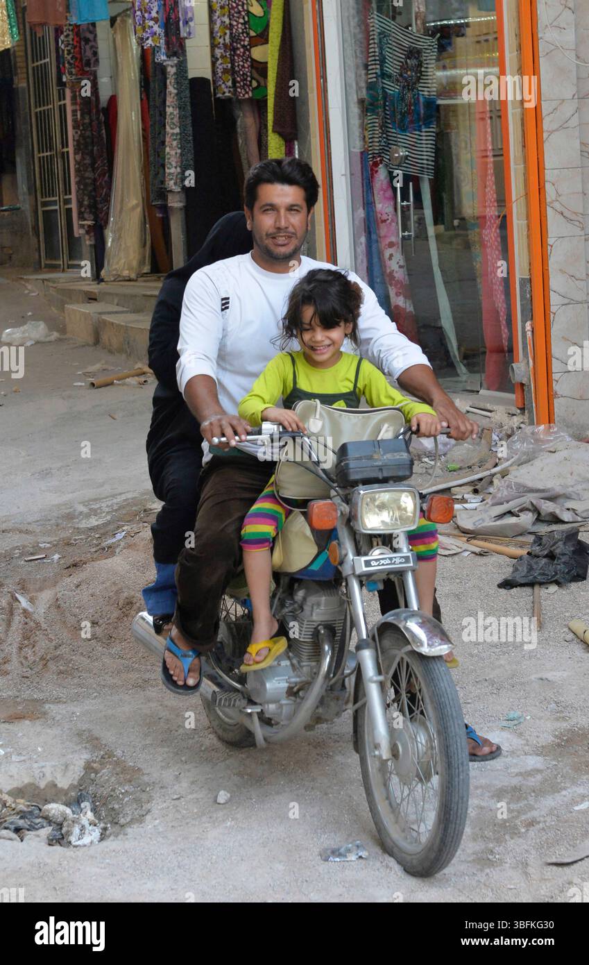 Moyen-Orient, Iran,province du Khuzestan,Dezfoul ,couple avec enfant ...