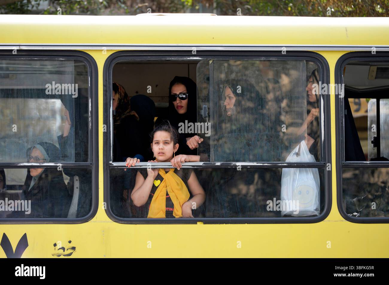 Moyen-Orient, Iran, Chiraz, passagers dans un bus / Passengers on city ...