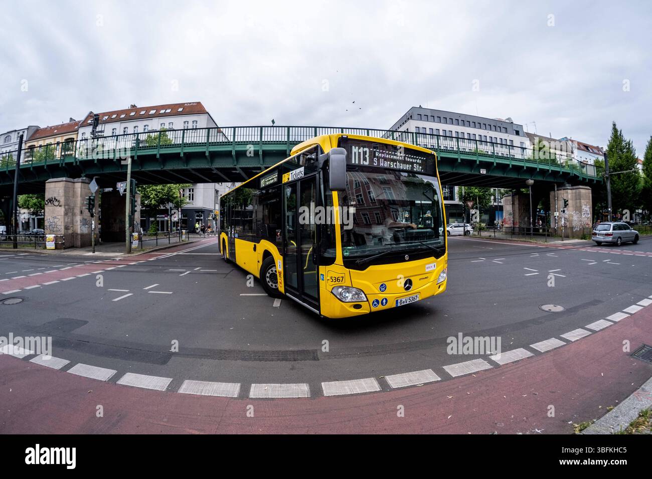 Bus der Berliner Verkehrsbetriebe BVG wendet unterhalb des ...