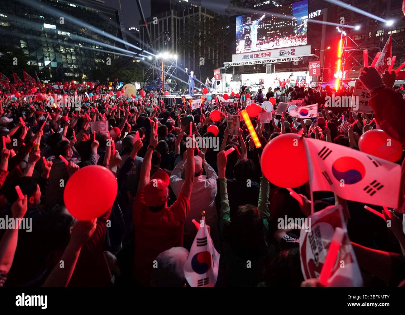 People gather to support South Korean presidential candidate Kim Moon ...
